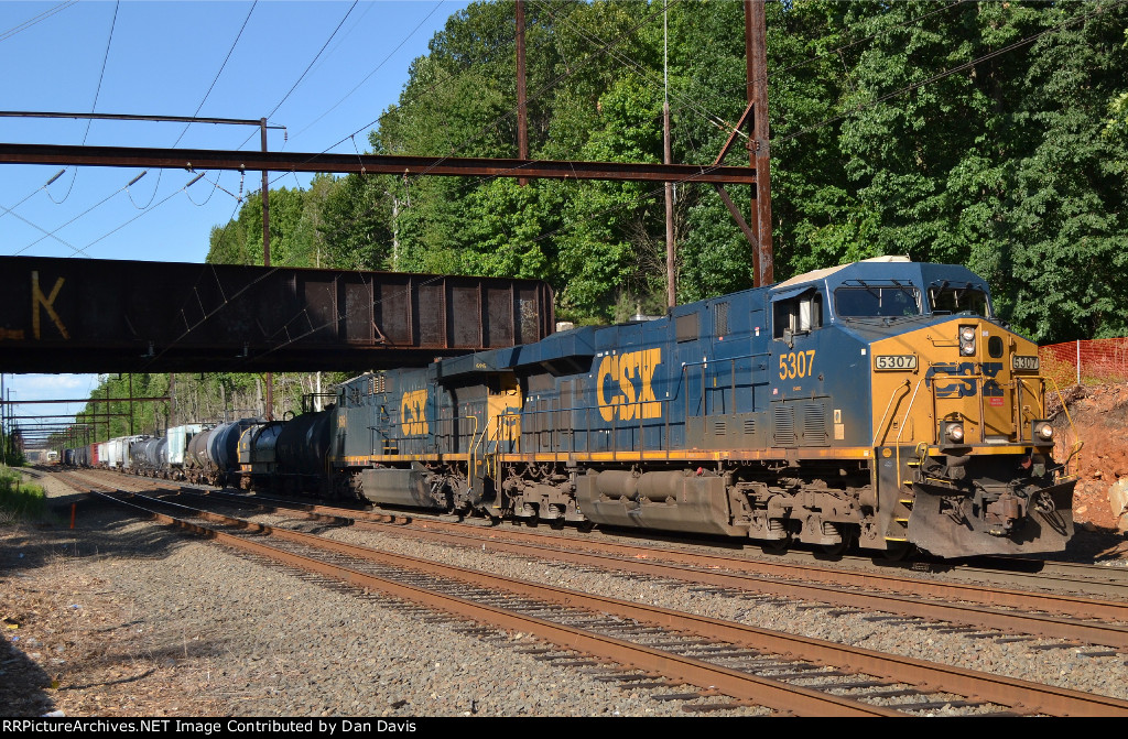 CSX ES40DC 5307 leads Q409-22